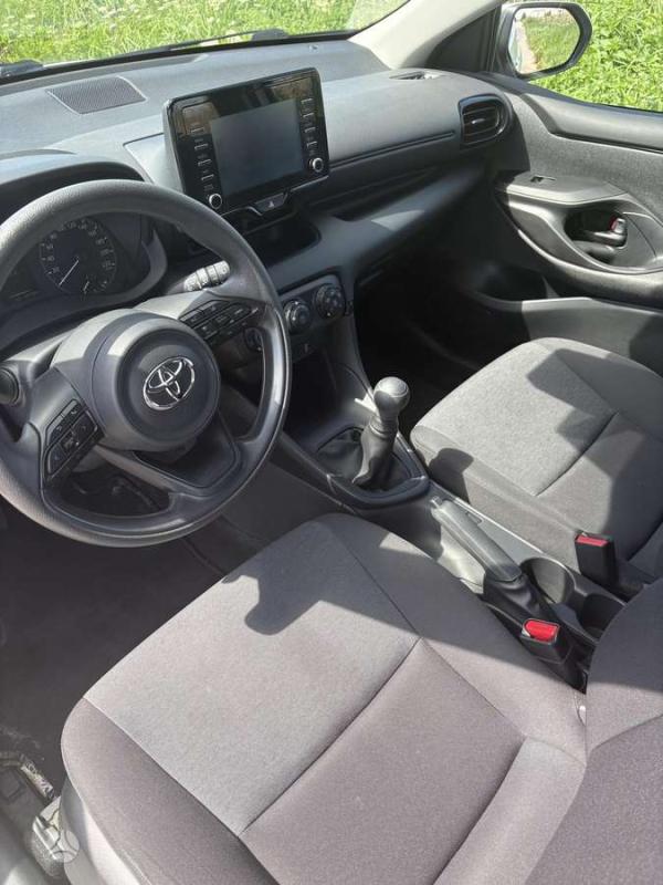 Balts Toyota Yaris 2022 Kauņa, ar dzinēja tilpumu 1.00 L un nobraukumu 64 tūkst. km par 12690 €, foto 6 vietnē AUTOMOTO.COM.LV