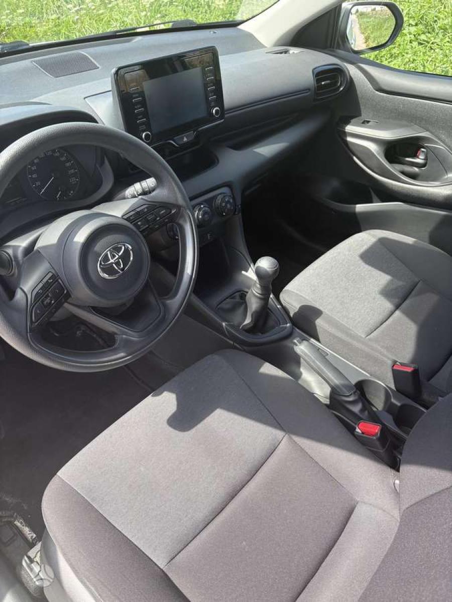 Balts Toyota Yaris 2022 Kauņa, ar dzinēja tilpumu 1.00 L un nobraukumu 64 tūkst. km par 12690 €, foto 7 vietnē AUTOMOTO.COM.LV