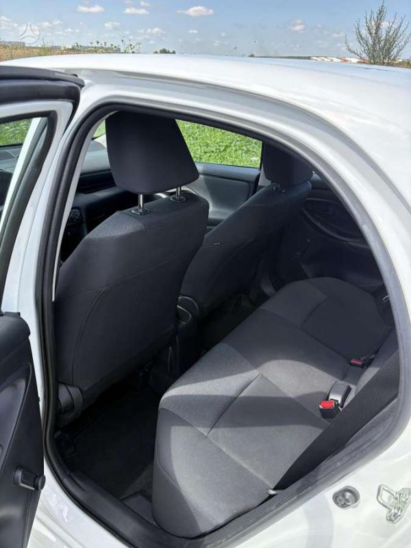 Balts Toyota Yaris 2022 Kauņa, ar dzinēja tilpumu 1.00 L un nobraukumu 64 tūkst. km par 12690 €, foto 7 vietnē AUTOMOTO.COM.LV