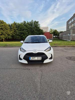 White Toyota Yaris 2022 in Kaunas, with an engine capacity of 1.49 L and mileage of 65 thousand km for 14100 €, photo  on AUTOMOTO.COM.LV
