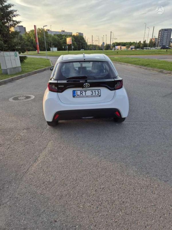 White Toyota Yaris 2022 in Kaunas, with an engine capacity of 1.49 L and mileage of 65 thousand km for 14100 €, photo 4 on AUTOMOTO.COM.LV