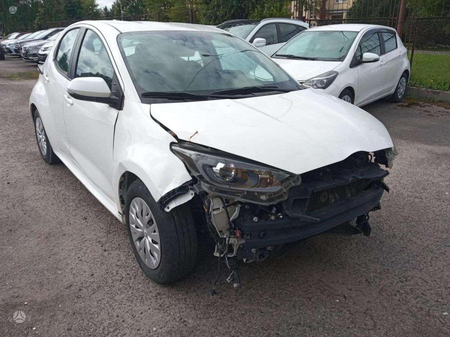 White Toyota Yaris 2022 in Panevezys, with an engine capacity of 1.49 L and mileage of 44 thousand km for 6500 €, photo 1 on AUTOMOTO.COM.LV