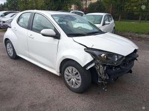 White Toyota Yaris 2022 in Panevezys, with an engine capacity of 1.49 L and mileage of 44 thousand km for 6500 €, photo 3 on AUTOMOTO.COM.LV
