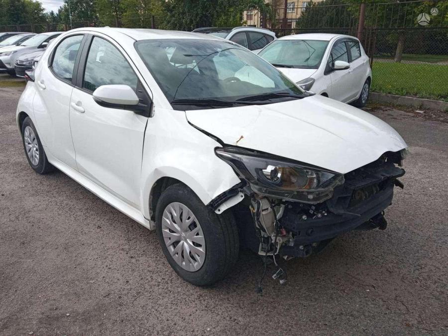White Toyota Yaris 2022 in Panevezys, with an engine capacity of 1.49 L and mileage of 44 thousand km for 6500 €, photo 4 on AUTOMOTO.COM.LV