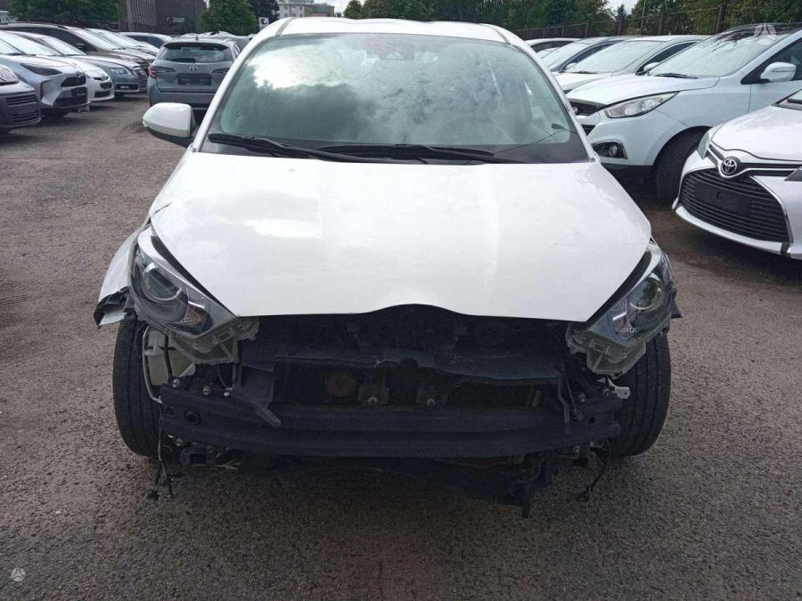White Toyota Yaris 2022 in Panevezys, with an engine capacity of 1.49 L and mileage of 44 thousand km for 6500 €, photo 6 on AUTOMOTO.COM.LV