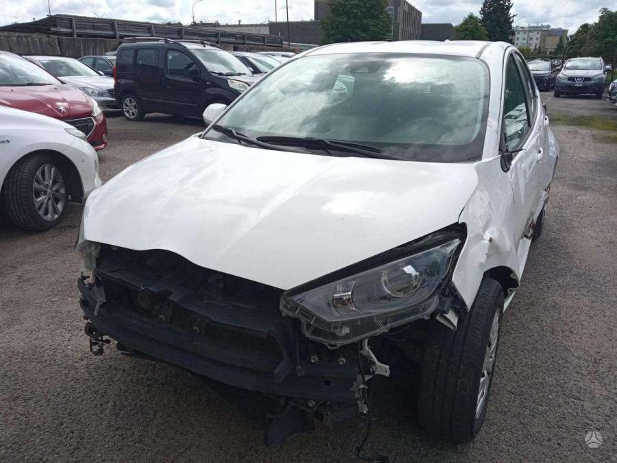 White Toyota Yaris 2022 in Panevezys, with an engine capacity of 1.49 L and mileage of 44 thousand km for 6500 €, photo 8 on AUTOMOTO.COM.LV