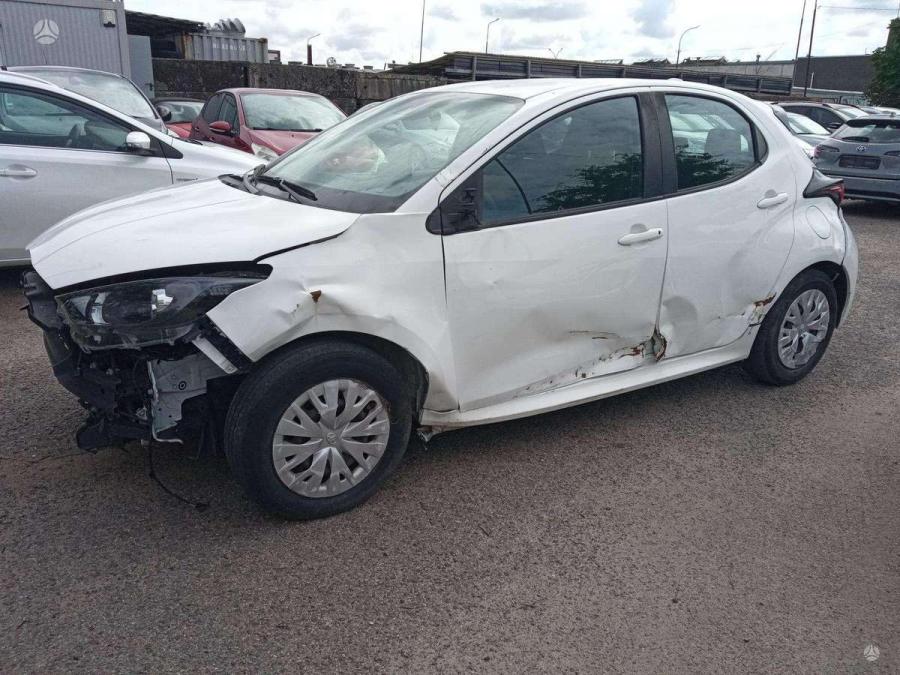 White Toyota Yaris 2022 in Panevezys, with an engine capacity of 1.49 L and mileage of 44 thousand km for 6500 €, photo 12 on AUTOMOTO.COM.LV