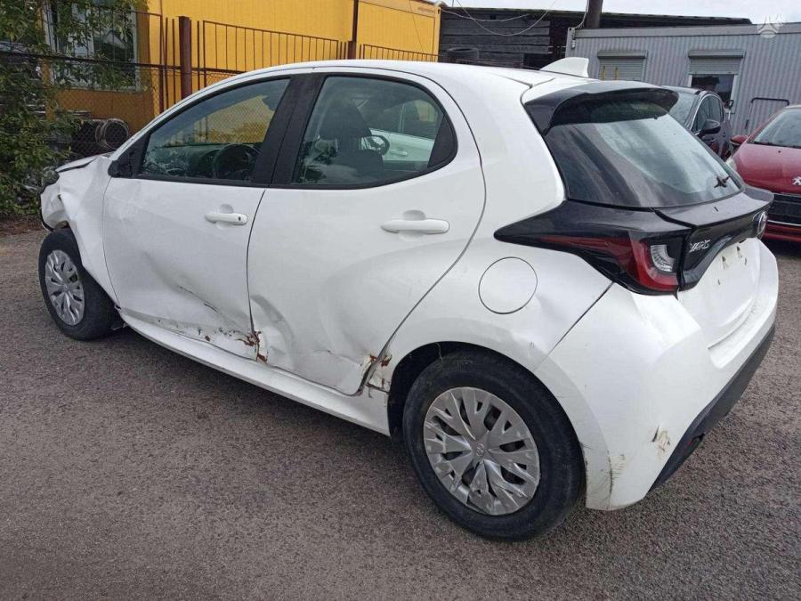 White Toyota Yaris 2022 in Panevezys, with an engine capacity of 1.49 L and mileage of 44 thousand km for 6500 €, photo 13 on AUTOMOTO.COM.LV