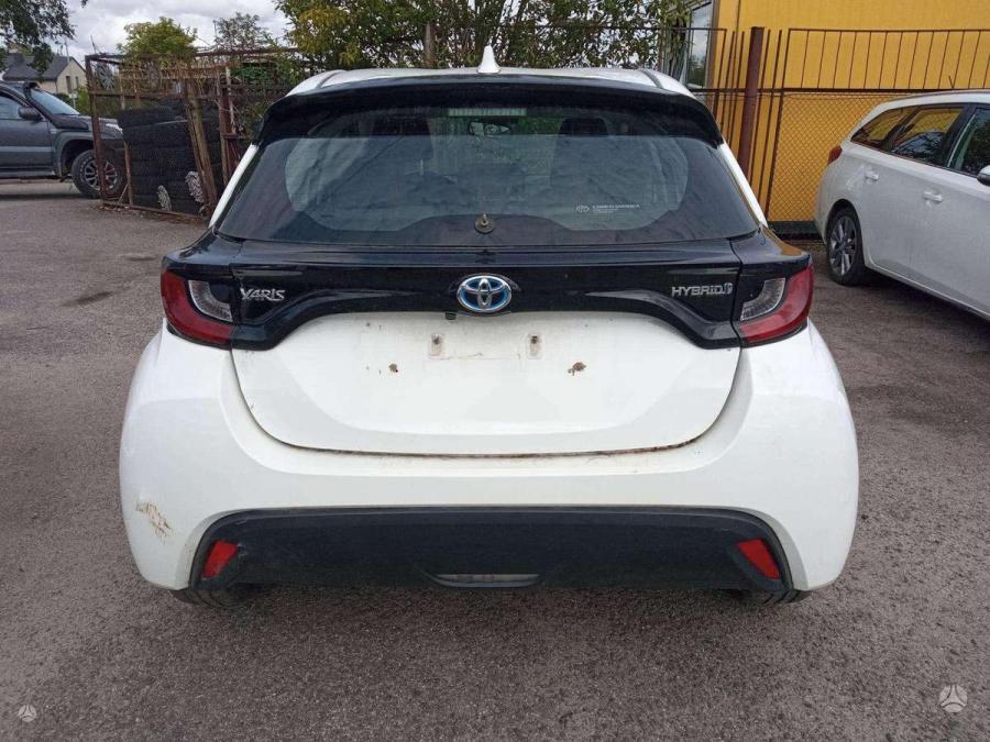 White Toyota Yaris 2022 in Panevezys, with an engine capacity of 1.49 L and mileage of 44 thousand km for 6500 €, photo 15 on AUTOMOTO.COM.LV