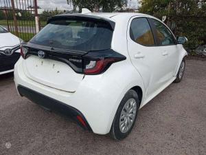 White Toyota Yaris 2022 in Panevezys, with an engine capacity of 1.49 L and mileage of 44 thousand km for 6500 €, photo 16 on AUTOMOTO.COM.LV