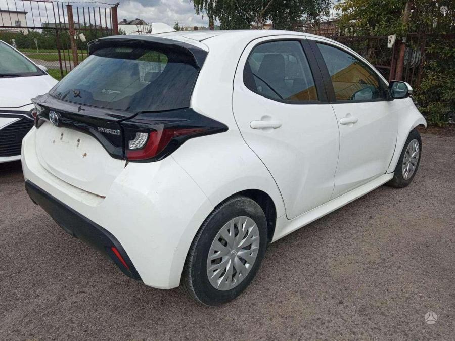 White Toyota Yaris 2022 in Panevezys, with an engine capacity of 1.49 L and mileage of 44 thousand km for 6500 €, photo 17 on AUTOMOTO.COM.LV