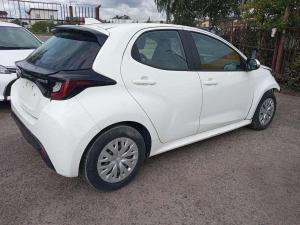 White Toyota Yaris 2022 in Panevezys, with an engine capacity of 1.49 L and mileage of 44 thousand km for 6500 €, photo 18 on AUTOMOTO.COM.LV