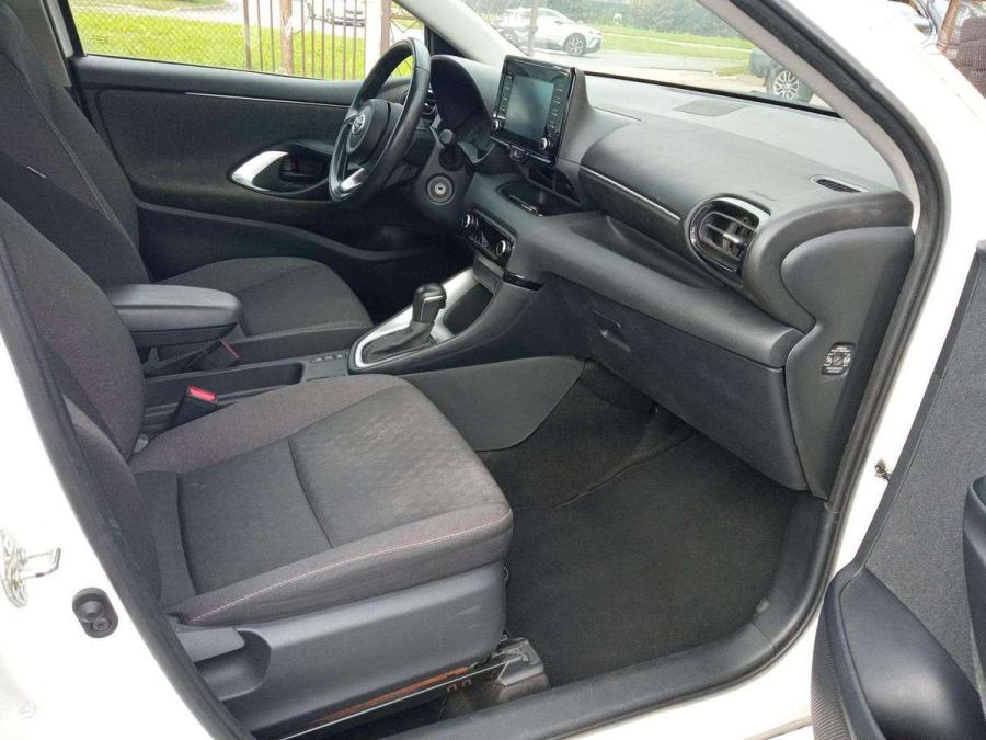 White Toyota Yaris 2022 in Panevezys, with an engine capacity of 1.49 L and mileage of 44 thousand km for 6500 €, photo 19 on AUTOMOTO.COM.LV