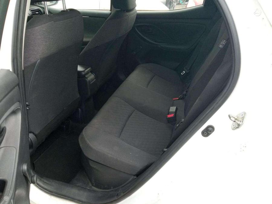 White Toyota Yaris 2022 in Panevezys, with an engine capacity of 1.49 L and mileage of 44 thousand km for 6500 €, photo 20 on AUTOMOTO.COM.LV
