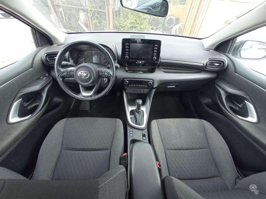 White Toyota Yaris 2022 in Panevezys, with an engine capacity of 1.49 L and mileage of 44 thousand km for 6500 €, photo 22 on AUTOMOTO.COM.LV