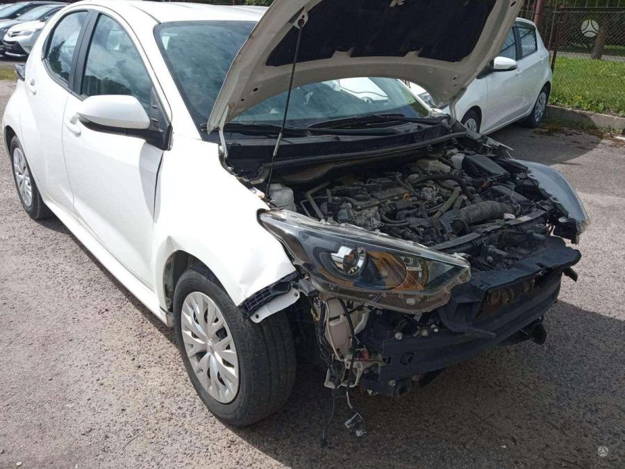White Toyota Yaris 2022 in Panevezys, with an engine capacity of 1.49 L and mileage of 44 thousand km for 6500 €, photo 34 on AUTOMOTO.COM.LV