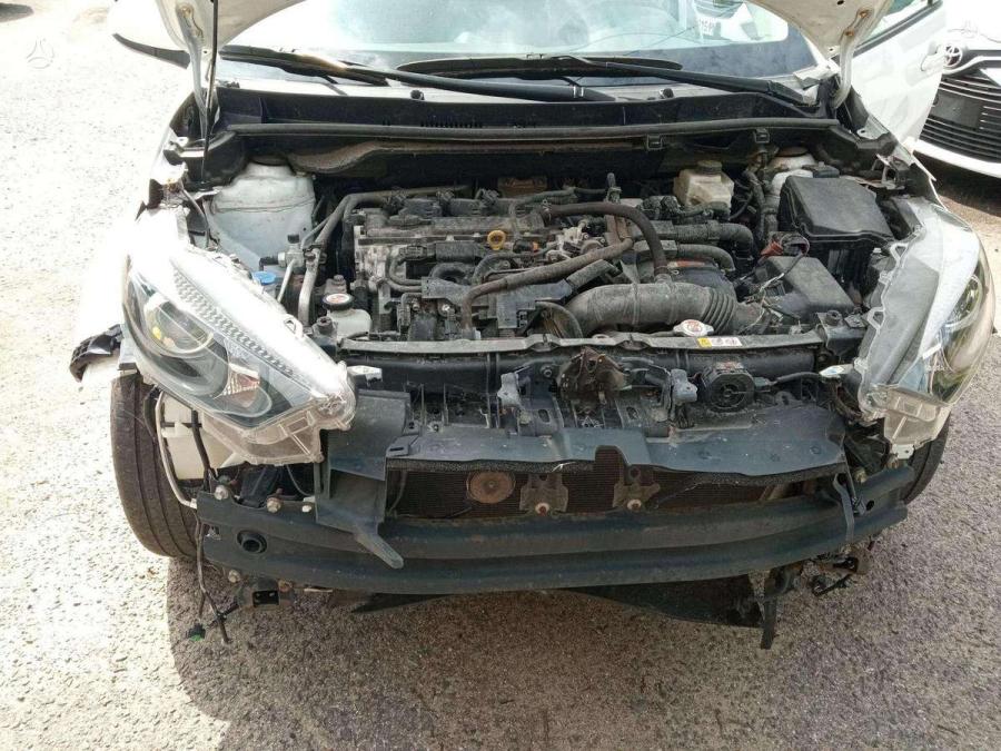 White Toyota Yaris 2022 in Panevezys, with an engine capacity of 1.49 L and mileage of 44 thousand km for 6500 €, photo 39 on AUTOMOTO.COM.LV