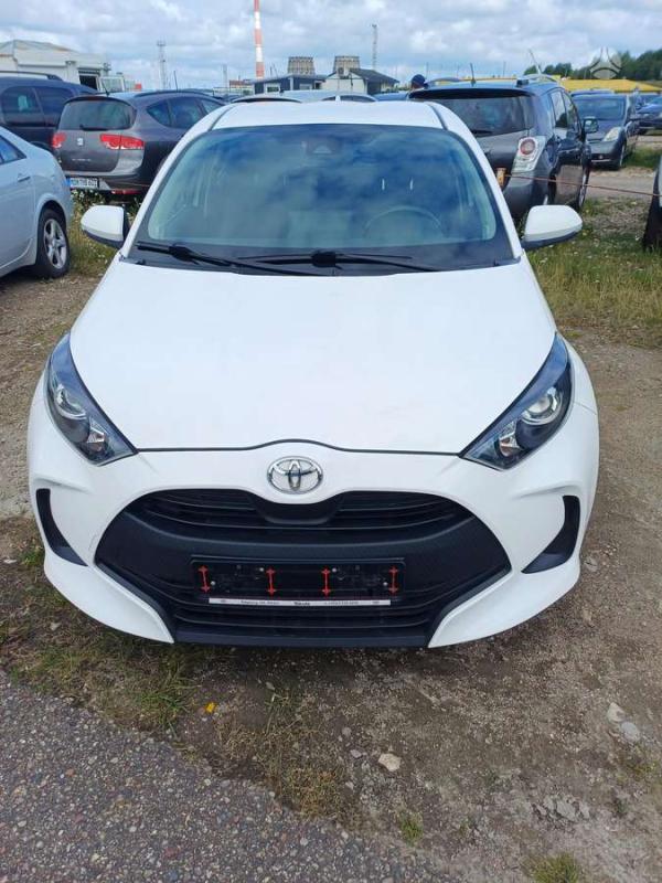 Balts Toyota Yaris 2022 Viļņa, ar dzinēja tilpumu 1.49 L un nobraukumu 37 tūkst. km par 14500 €, foto 1 vietnē AUTOMOTO.COM.LV
