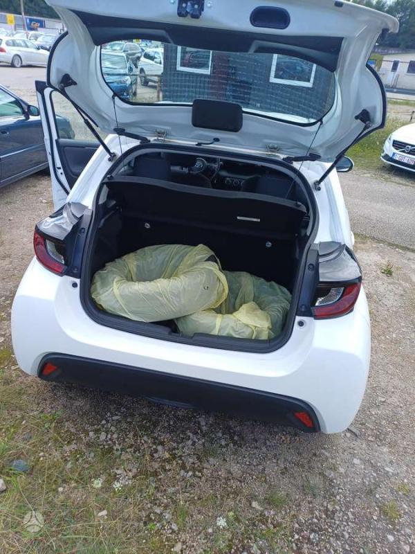 Balts Toyota Yaris 2022 Viļņa, ar dzinēja tilpumu 1.49 L un nobraukumu 37 tūkst. km par 14500 €, foto 6 vietnē AUTOMOTO.COM.LV