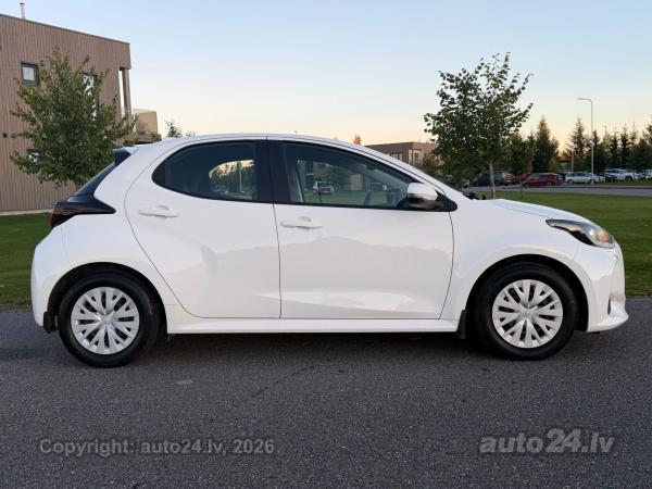 White Toyota Yaris 2022 in Tallinn, with an engine capacity of 1.50 L and mileage of 159 thousand km for 11800 €, photo 3 on AUTOMOTO.COM.LV
