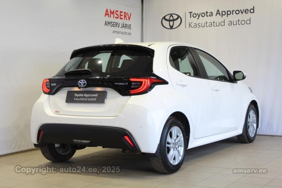 Balts Toyota Yaris 2023 Tallina, ar dzinēja tilpumu 1.50 L un nobraukumu 55 tūkst. km par 20290 €, foto 2 vietnē AUTOMOTO.COM.LV