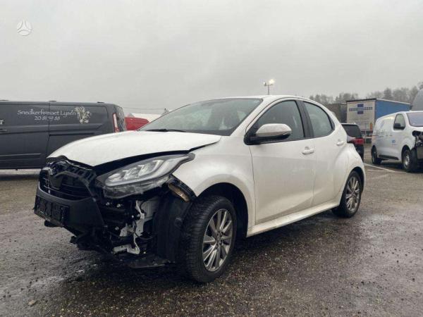 White Toyota Yaris 2023 in Radviliskis, with an engine capacity of 1.49 L and mileage of 41 thousand km for 7450 €, photo 1 on AUTOMOTO.COM.LV