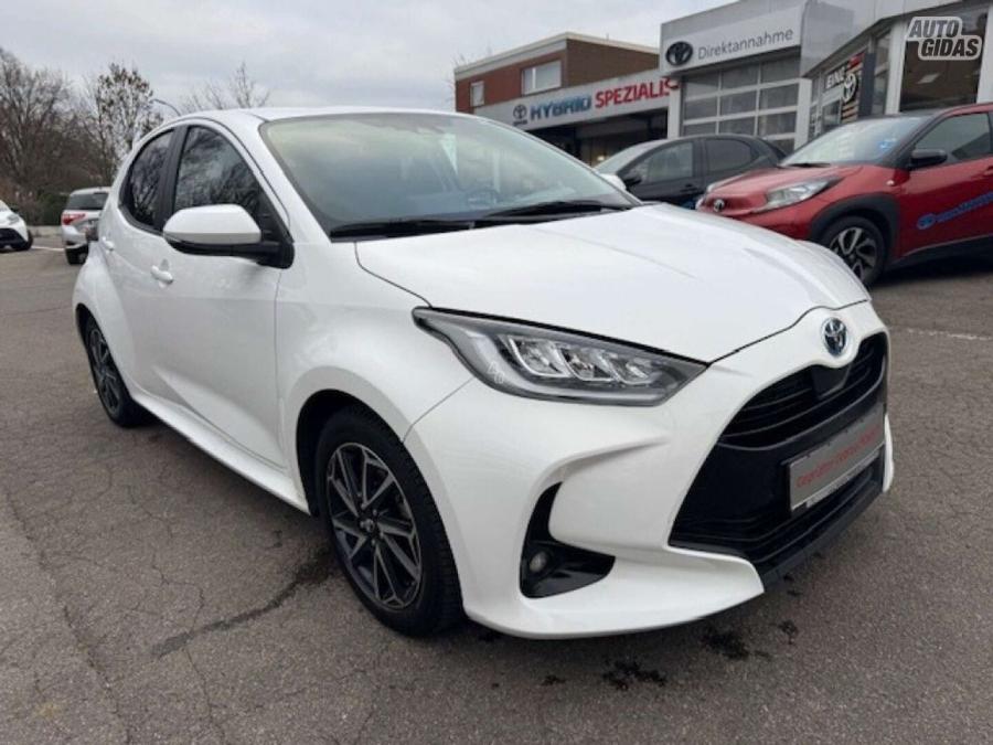 White Toyota Yaris 2023 in Kaunas, with an engine capacity of 1.50 L and mileage of 25 thousand km for 22297 €, photo 1 on AUTOMOTO.COM.LV