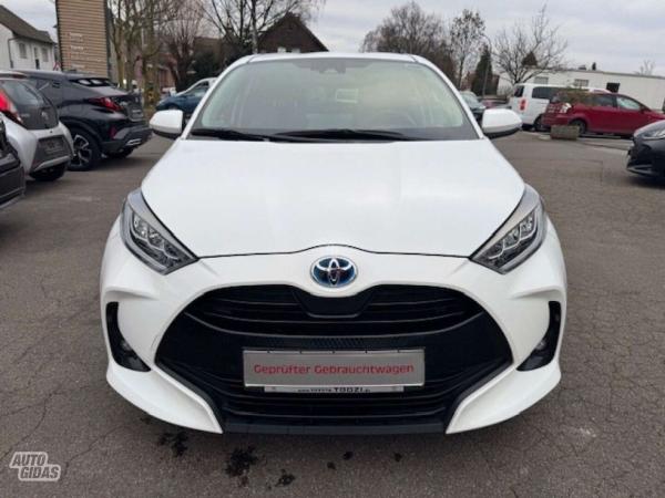 Balts Toyota Yaris 2023 Kauņa, ar dzinēja tilpumu 1.50 L un nobraukumu 25 tūkst. km par 22297 €, foto 2 vietnē AUTOMOTO.COM.LV