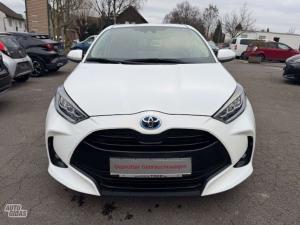 White Toyota Yaris 2023 in Kaunas, with an engine capacity of 1.50 L and mileage of 25 thousand km for 22297 €, photo 2 on AUTOMOTO.COM.LV
