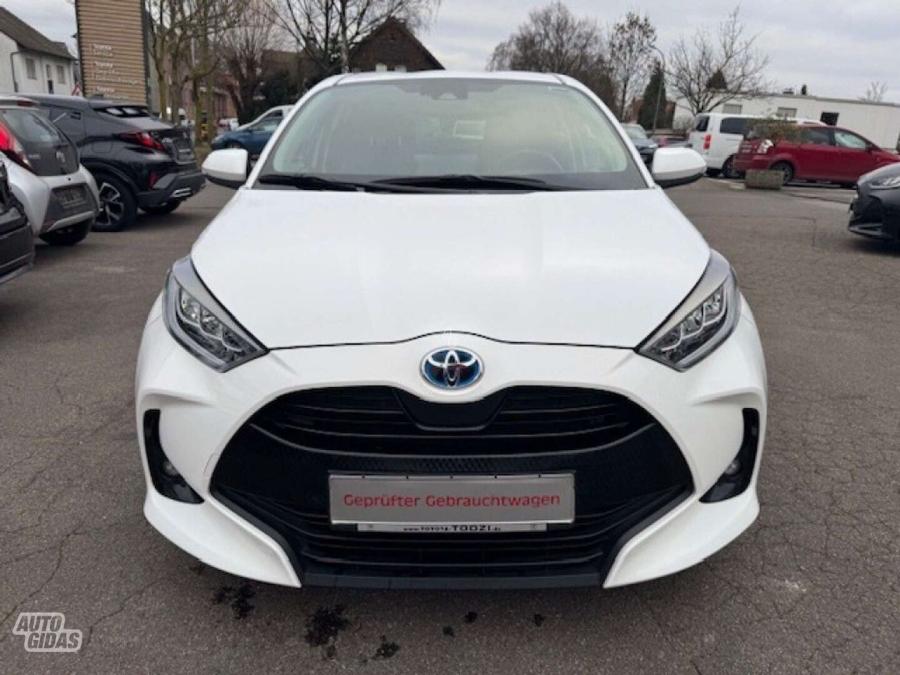White Toyota Yaris 2023 in Kaunas, with an engine capacity of 1.50 L and mileage of 25 thousand km for 22297 €, photo 2 on AUTOMOTO.COM.LV