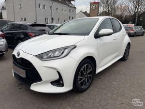 White Toyota Yaris 2023 in Kaunas, with an engine capacity of 1.50 L and mileage of 25 thousand km for 22297 €, photo 3 on AUTOMOTO.COM.LV