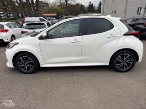 White Toyota Yaris 2023 in Kaunas, with an engine capacity of 1.50 L and mileage of 25 thousand km for 22297 €, photo 4 on AUTOMOTO.COM.LV