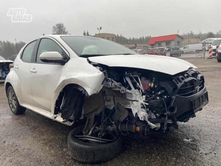 White Toyota Yaris 2023 in Radviliskis, with an engine capacity of 1.50 L and mileage of 41 thousand km for 7450 €, photo 2 on AUTOMOTO.COM.LV