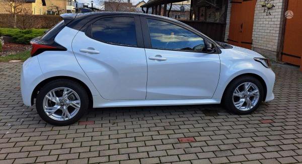 White Toyota Yaris 2023 in Panevezys, with an engine capacity of 1.49 L and mileage of 33 thousand km for 19000 €, photo 4 on AUTOMOTO.COM.LV