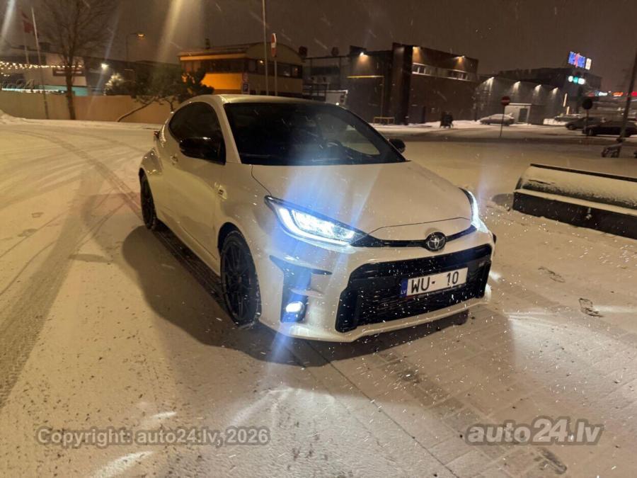 White Toyota Yaris 2023 in Riga, with an engine capacity of 1.60 L and mileage of 30 thousand km for 33995 €, photo 12 on AUTOMOTO.COM.LV