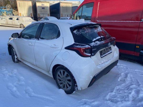 White Toyota Yaris 2023 in Radviliskis, with an engine capacity of 1.49 L and mileage of 41 thousand km for 8450 €, photo 6 on AUTOMOTO.COM.LV