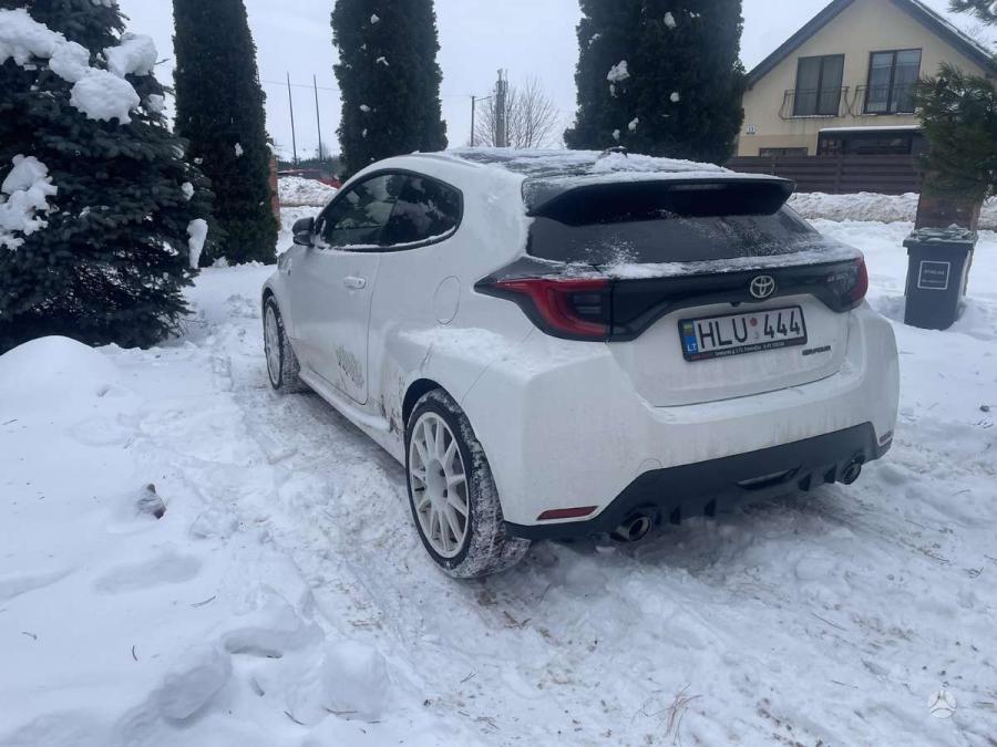 Balts Toyota Yaris 2023 Klaipėda, ar dzinēja tilpumu 1.60 L un nobraukumu 8 tūkst. km par 32000 €, foto 4 vietnē AUTOMOTO.COM.LV