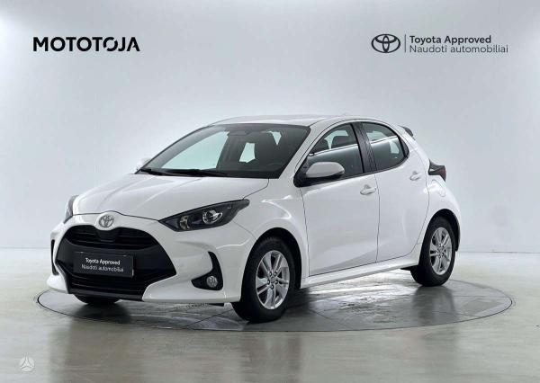 White Toyota Yaris 2023 in Vilnius, with an engine capacity of 1.49 L and mileage of 164 thousand km for 14900 €, photo 1 on AUTOMOTO.COM.LV