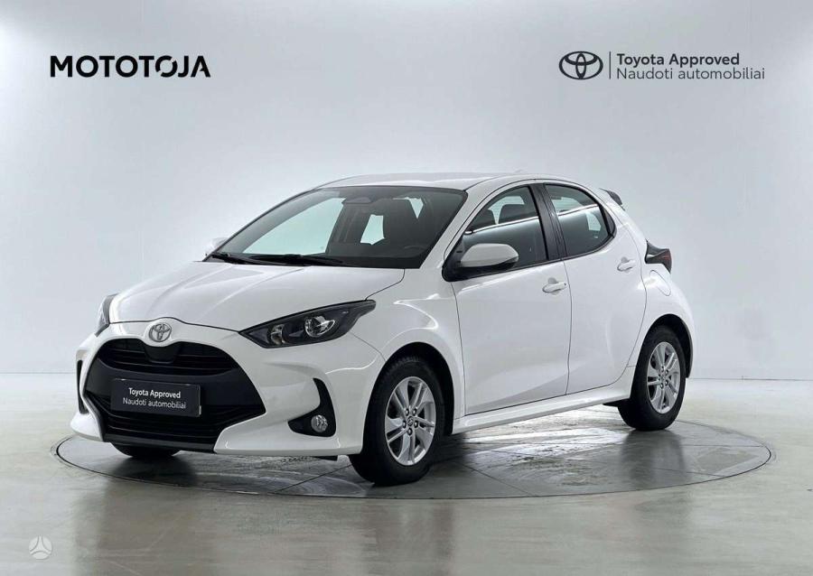 White Toyota Yaris 2023 in Vilnius, with an engine capacity of 1.49 L and mileage of 164 thousand km for 14900 €, photo 1 on AUTOMOTO.COM.LV