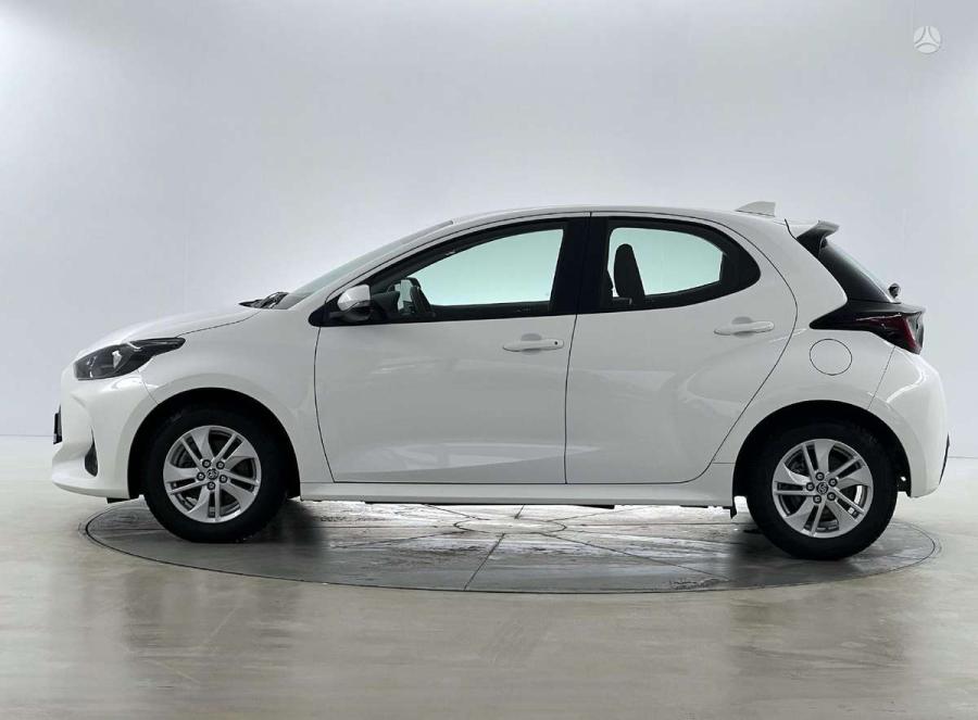 White Toyota Yaris 2023 in Vilnius, with an engine capacity of 1.49 L and mileage of 164 thousand km for 14900 €, photo 3 on AUTOMOTO.COM.LV