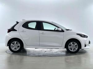 White Toyota Yaris 2023 in Vilnius, with an engine capacity of 1.49 L and mileage of 164 thousand km for 14900 €, photo 16 on AUTOMOTO.COM.LV