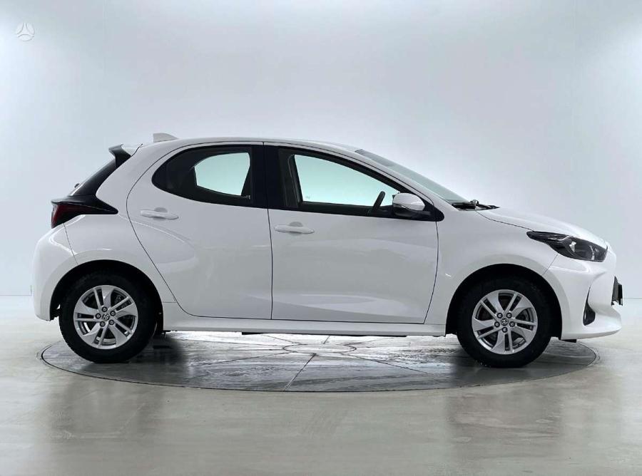 White Toyota Yaris 2023 in Vilnius, with an engine capacity of 1.49 L and mileage of 164 thousand km for 14900 €, photo 16 on AUTOMOTO.COM.LV