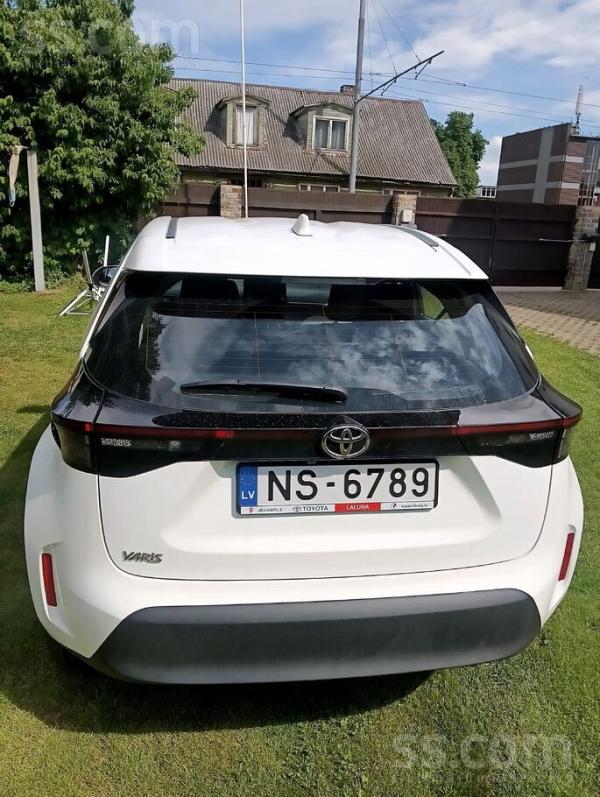 Balts Toyota Yaris 2023 Liepāja, ar dzinēja tilpumu 1.50 L un nobraukumu 15 tūkst. km par 19000 €, foto 2 vietnē AUTOMOTO.COM.LV