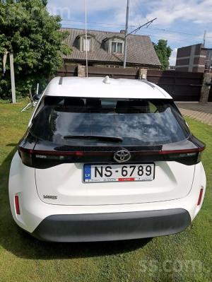 White Toyota Yaris 2023 in Liepaja, with an engine capacity of 1.50 L and mileage of 15 thousand km for 19000 €, photo 3 on AUTOMOTO.COM.LV
