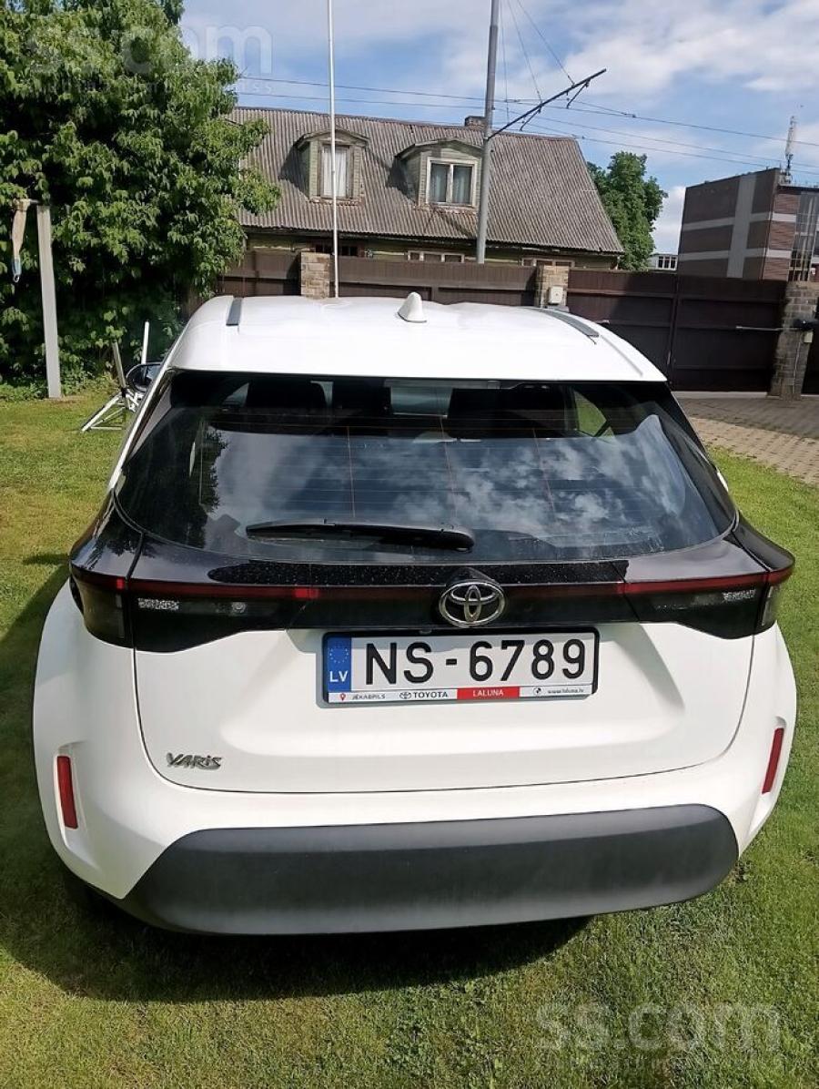 White Toyota Yaris 2023 in Liepaja, with an engine capacity of 1.50 L and mileage of 15 thousand km for 19000 €, photo 3 on AUTOMOTO.COM.LV