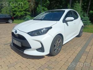 White Toyota Yaris 2023 in Riga, with an engine capacity of 1.50 L and mileage of 65 thousand km for 13800 €, photo  on AUTOMOTO.COM.LV