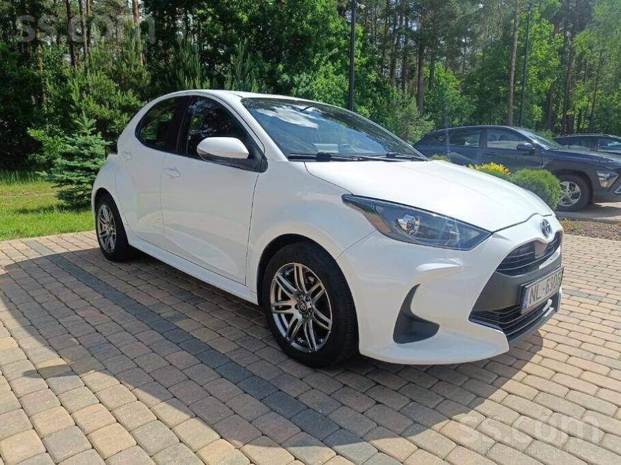 White Toyota Yaris 2023 in Riga, with an engine capacity of 1.50 L and mileage of 65 thousand km for 13800 €, photo 4 on AUTOMOTO.COM.LV