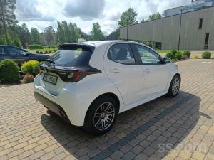 White Toyota Yaris 2023 in Riga, with an engine capacity of 1.50 L and mileage of 65 thousand km for 13800 €, photo 5 on AUTOMOTO.COM.LV