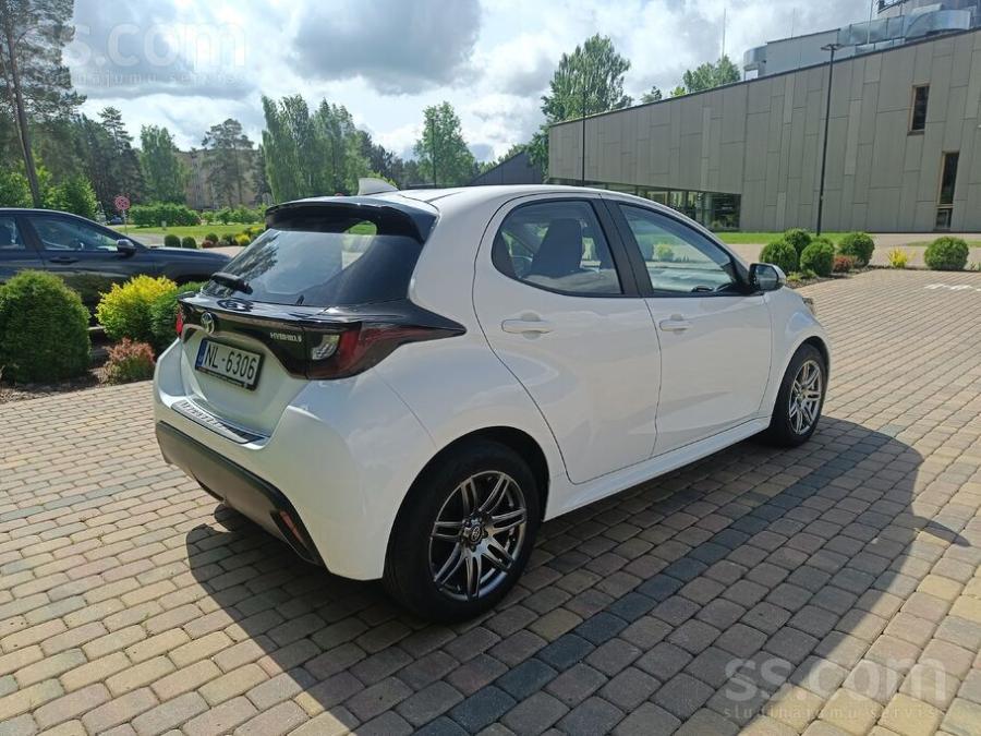 White Toyota Yaris 2023 in Riga, with an engine capacity of 1.50 L and mileage of 65 thousand km for 13800 €, photo 5 on AUTOMOTO.COM.LV