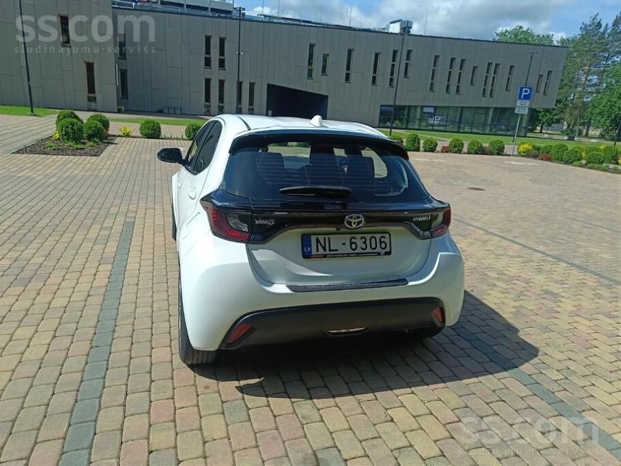 White Toyota Yaris 2023 in Riga, with an engine capacity of 1.50 L and mileage of 65 thousand km for 13800 €, photo 6 on AUTOMOTO.COM.LV